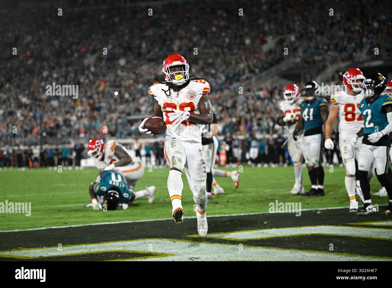 Kansas City Chiefs running back Kareem Hunt (29) rushes for a touchdown ...