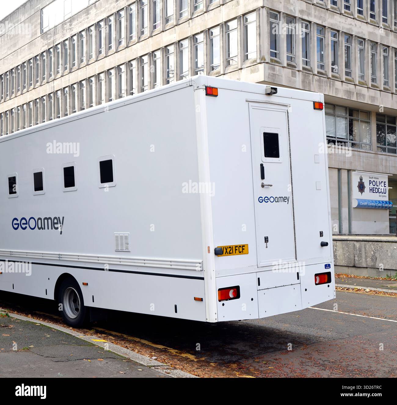 Prisoner prisoners transport vehicle vehicles hi-res stock photography ...