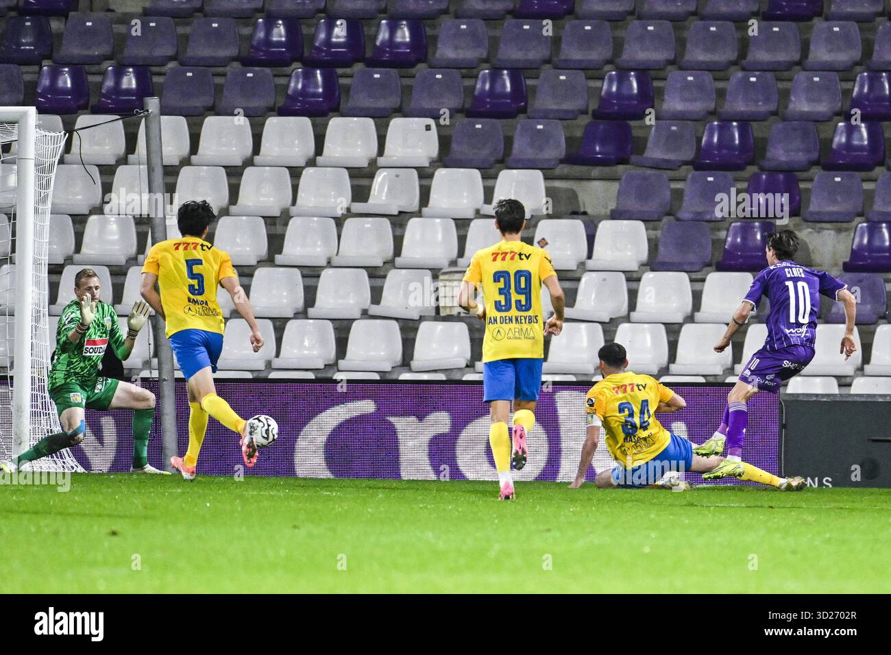 Beerschot's Glenn Claes scores from off-side position during a soccer ...