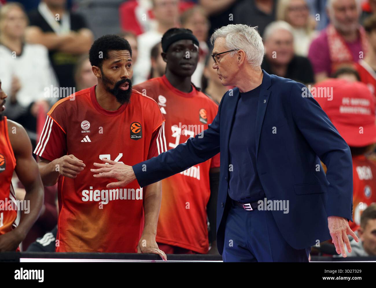 Spencer Dinwiddie, #26 of FC Bayern Munich mit Gordon Herbert, Head Coach of FC Bayern Munich FC ...