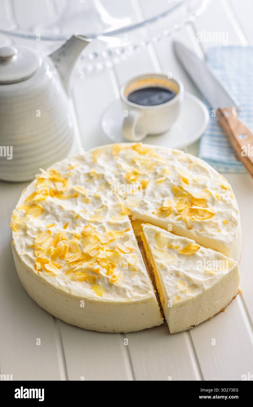White creamy cake hi-res stock photography and images - Alamy