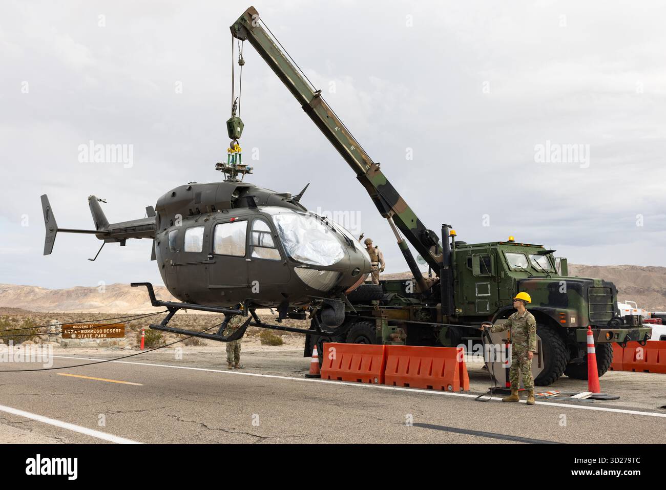 U.S. Army Soldiers with Alpha Company, 3rd Battalion, 140th Aviation ...