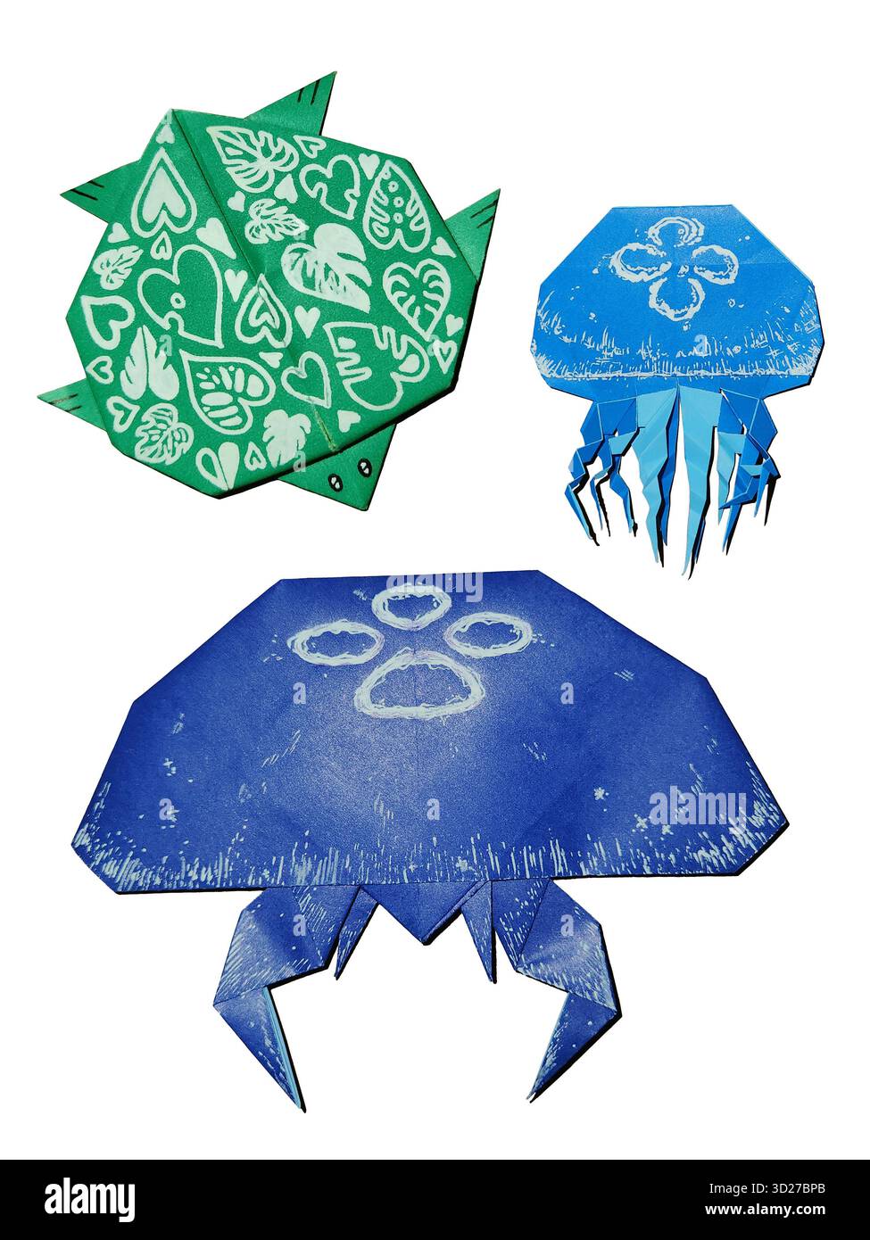 origami sea life : green turtle & blue moon jellyfish on white ...