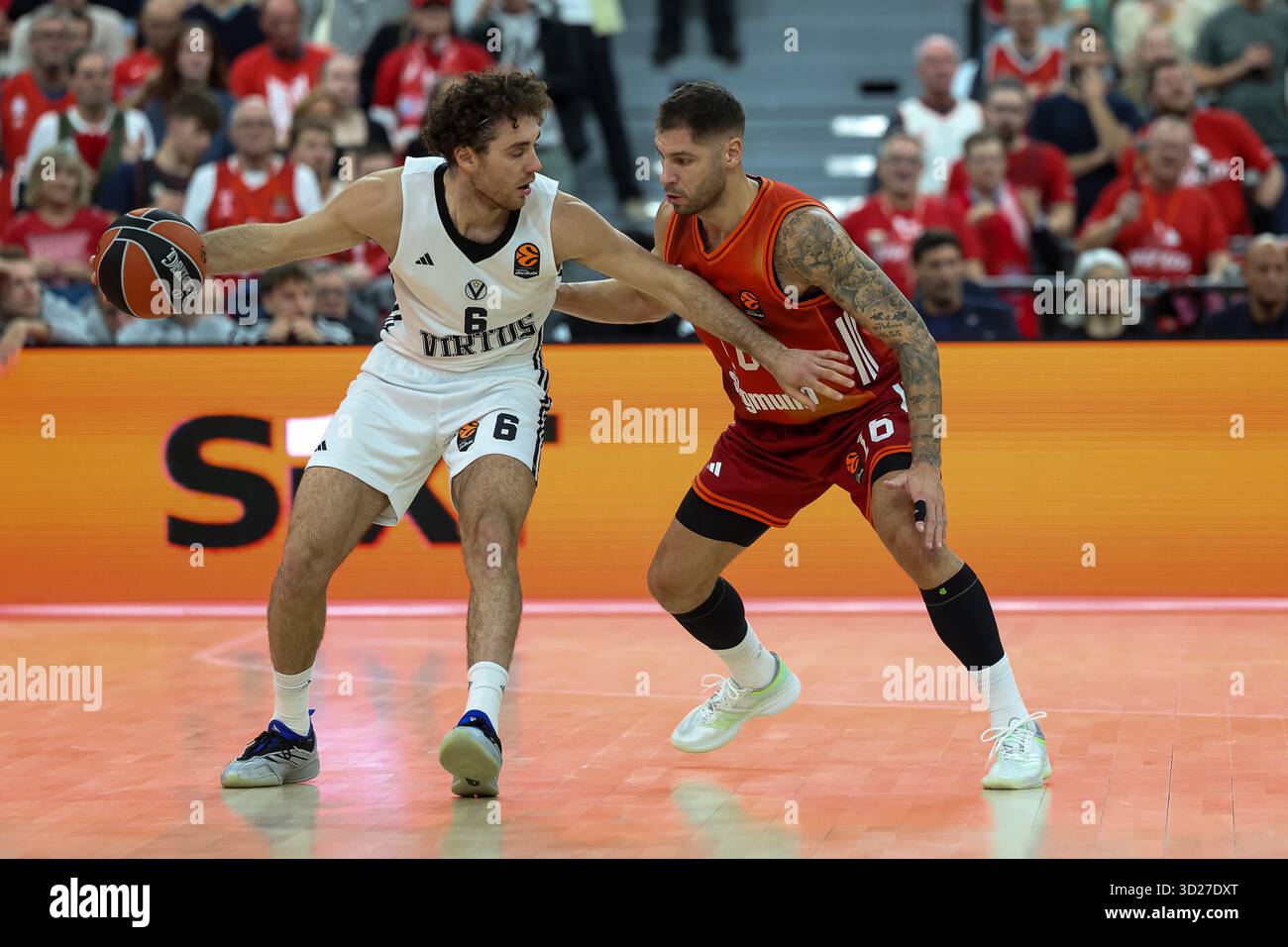 Alessandro Pajola (Virtus Bologna, #06) mit Stefan Jovic (FC Bayern ...