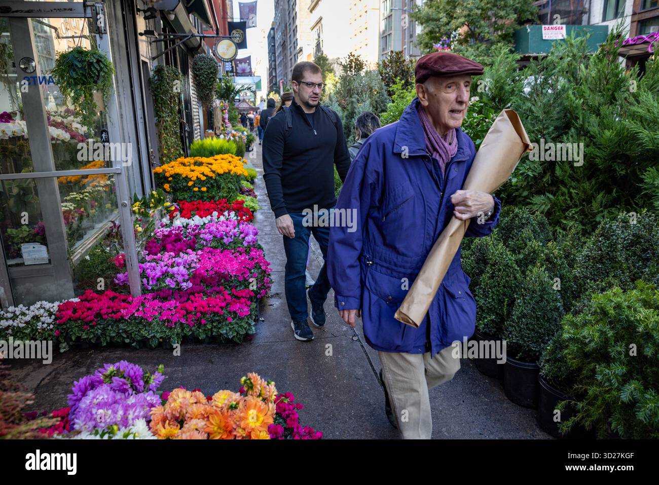 Street life on a fall day in New York City Stock Photo - Alamy