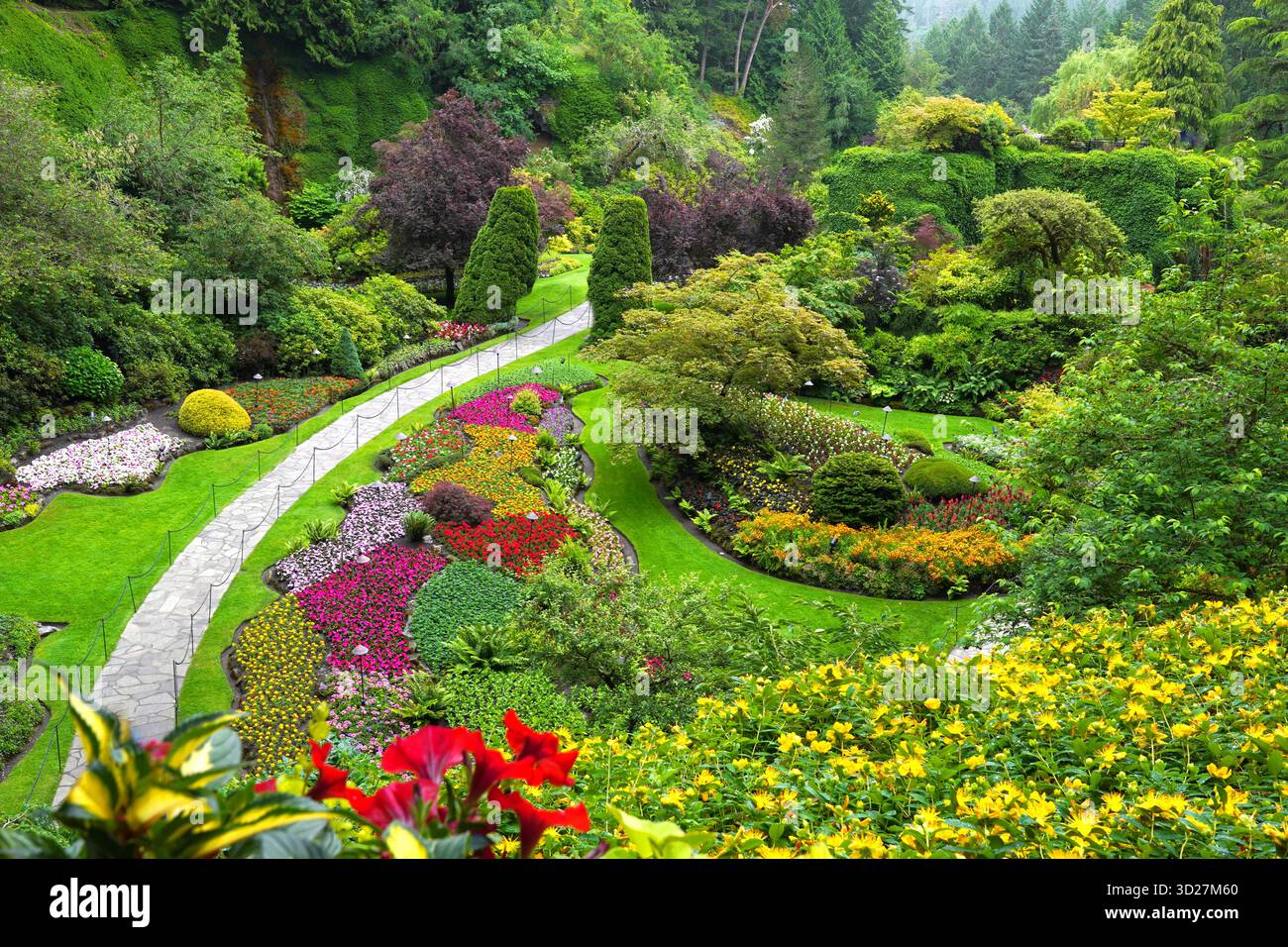 Flowers blooming in the Sunken Garden in Butchart Gardens in Canada ...