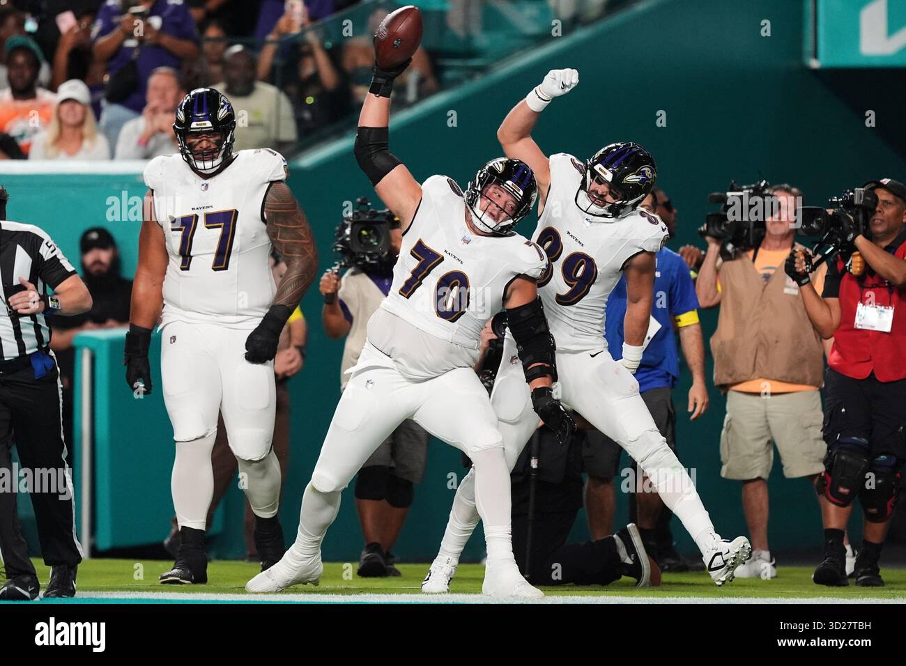Baltimore Ravens tight end Mark Andrews (89) celebrates with offensive ...