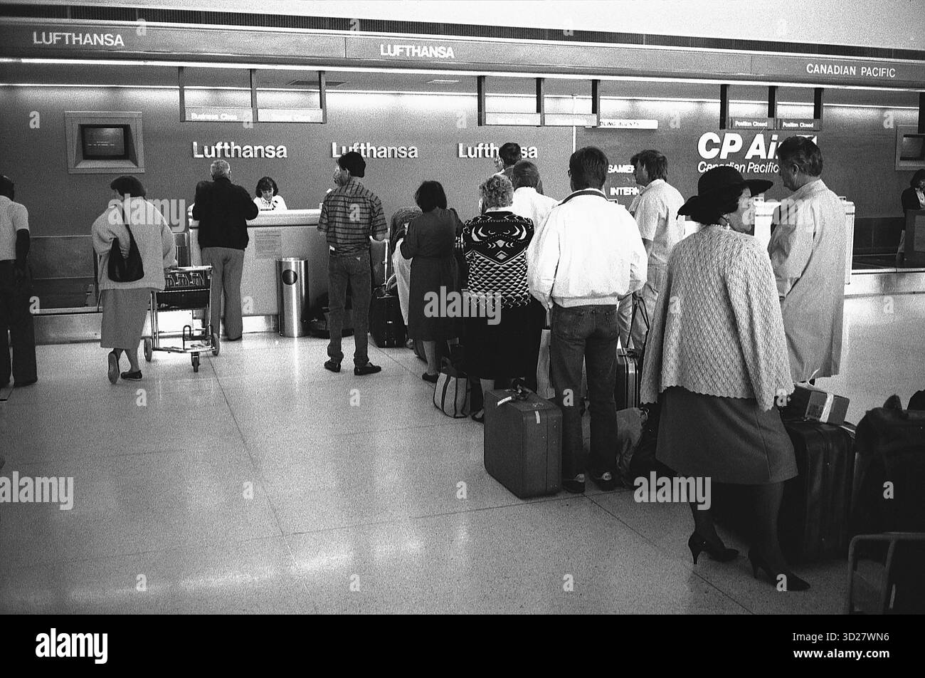 Check in counter departure Black and White Stock Photos & Images - Alamy