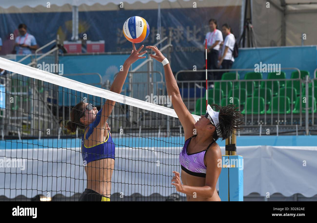 (251031) -- HONG KONG, Oct. 31, 2025 (Xinhua) -- Chen Jihan (L) of ...