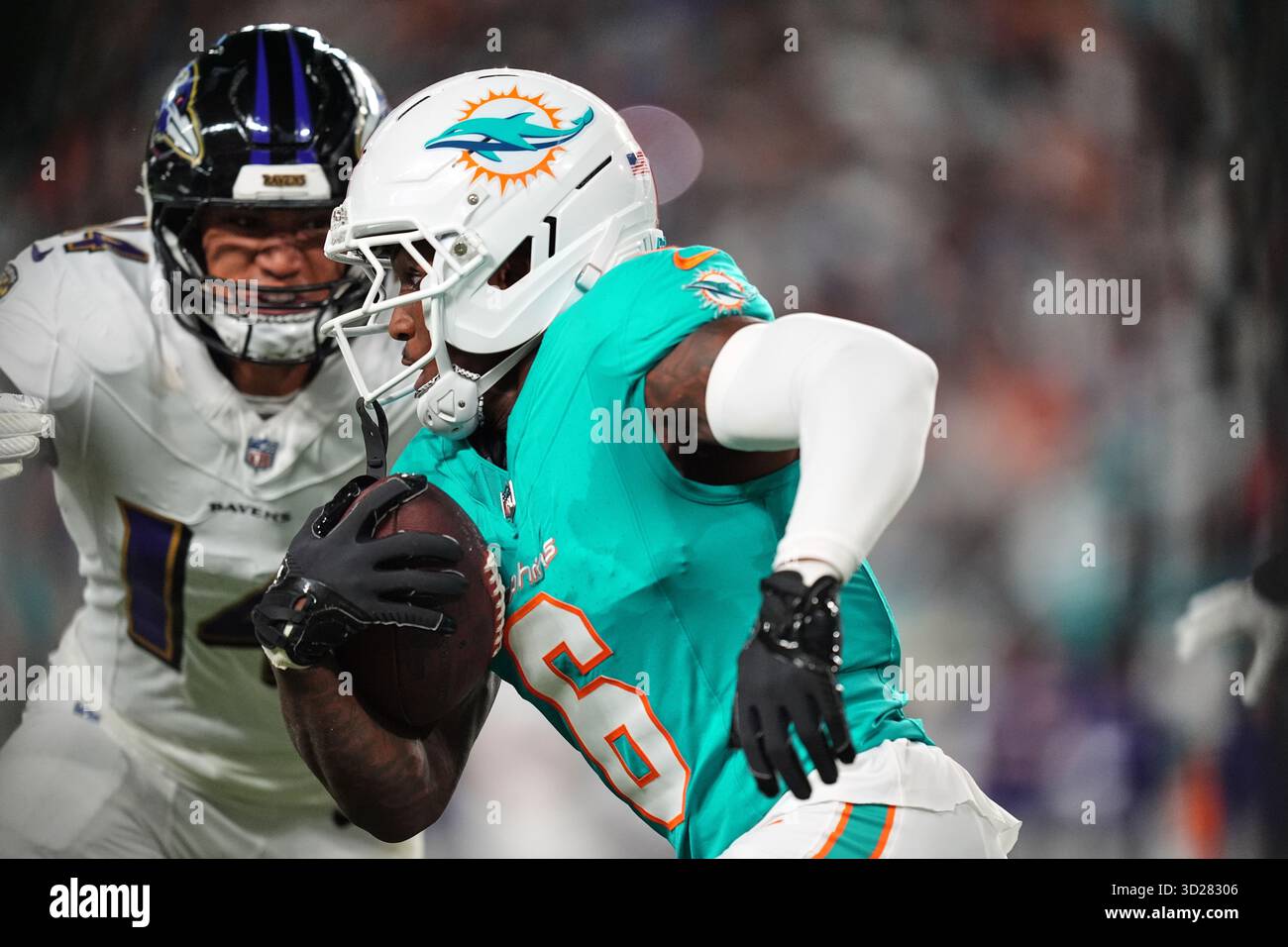 Miami Dolphins wide receiver Malik Washington (6) runs the ball past ...