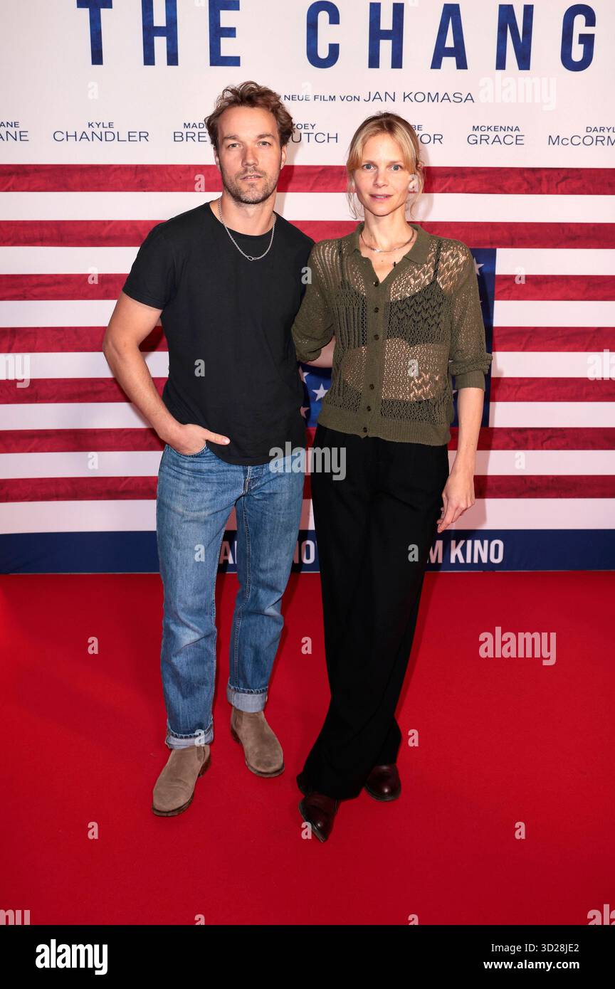 Max Woelky und Sinja Dieks bei der Premiere des Kinofilms Make Me Feel ...