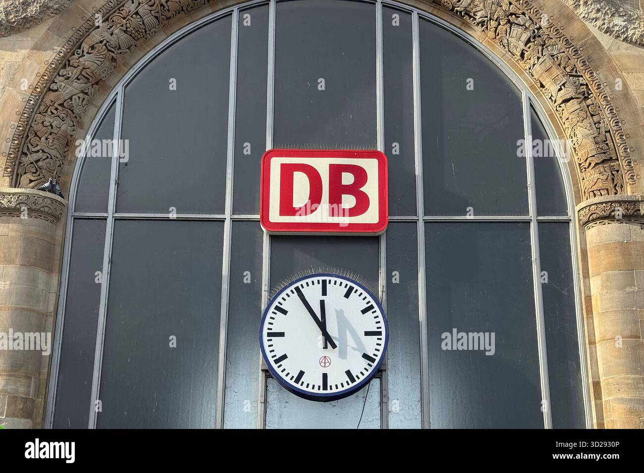 Themenbild DB,Deutsche Bahn. Bahnhofsuhr am Hauptbahnhof in Worms zeigt ...