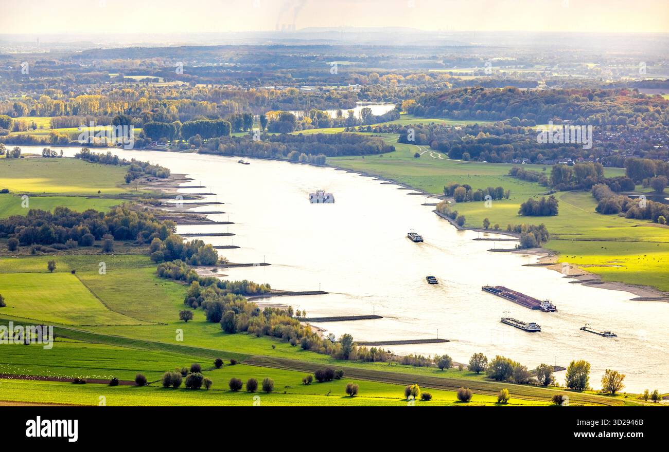 Luftbild, Fluss Rhein mit Buhnen und Binnenschifffahrt, blauer Himmel ...