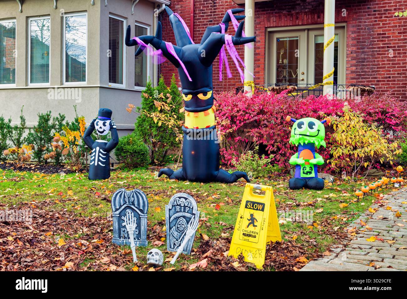 Full yard display halloween 2025 hi-res stock photography and images ...
