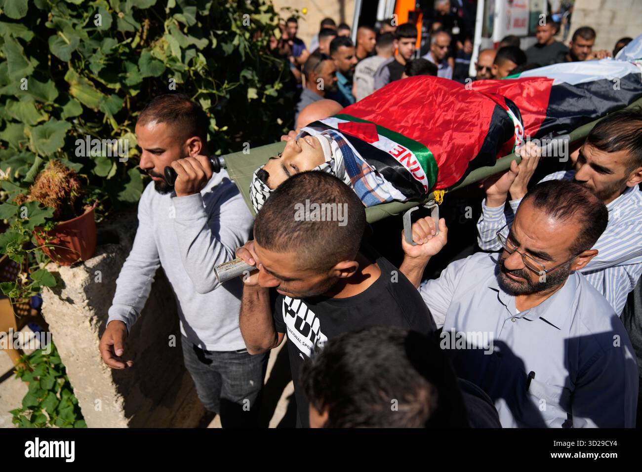 Mourners curry the body of Palestinian teen Yamen Hamed, 15 who was ...