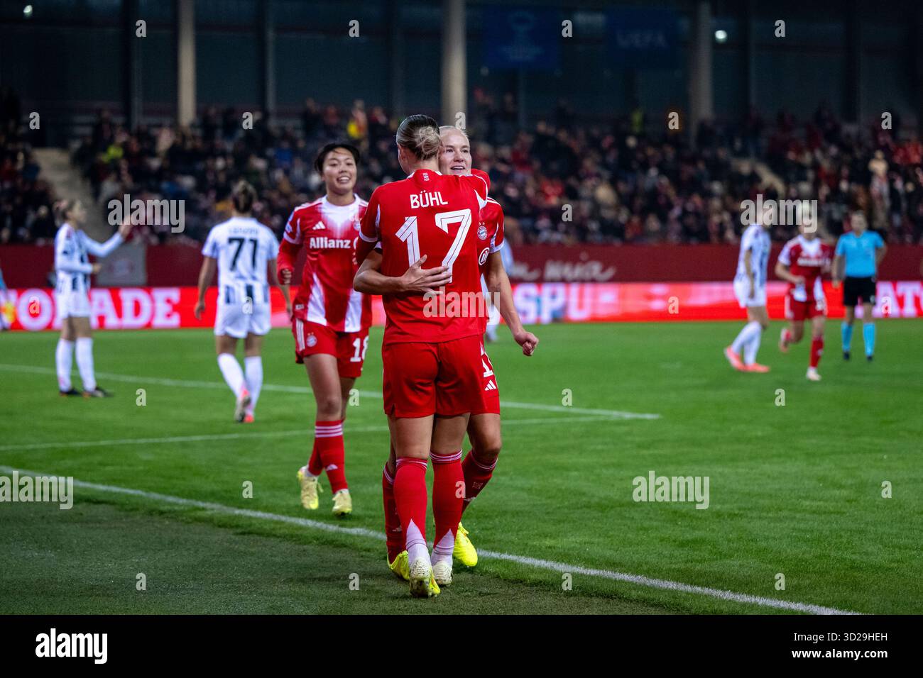Pernille Harder (FC Bayern Muenchen, #21), Klara Buehl (FC Bayern ...