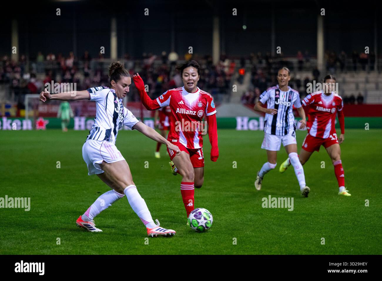 Momoko Tanikawa (FC Bayern Muenchen, #18) im Zweikampf mit Martina ...