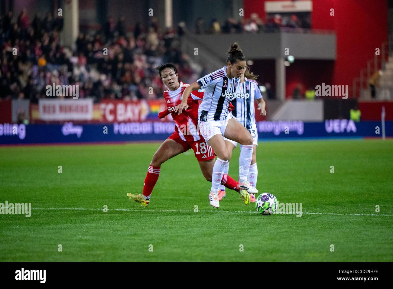 Momoko Tanikawa (FC Bayern Muenchen, #18) im Zweikampf mit Martina ...