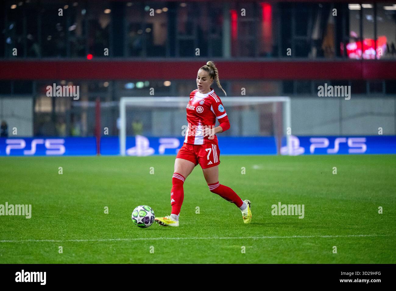 Giulia Gwinn (FC Bayern Muenchen, #07) am Ball, GER, FC Bayern Muenchen ...