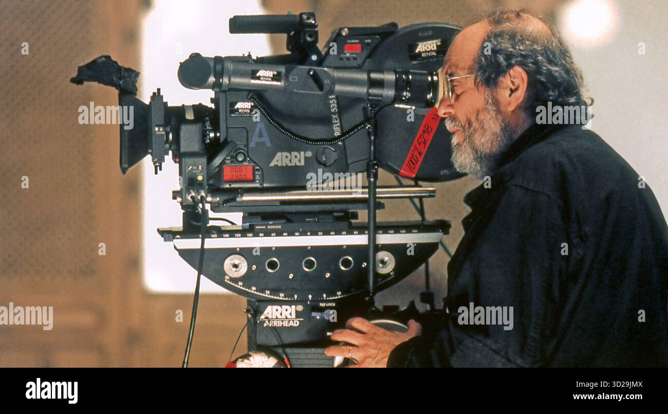 STANLEY KUBRICK in EWS (1999) -Original title: EYES WIDE SHUT ...