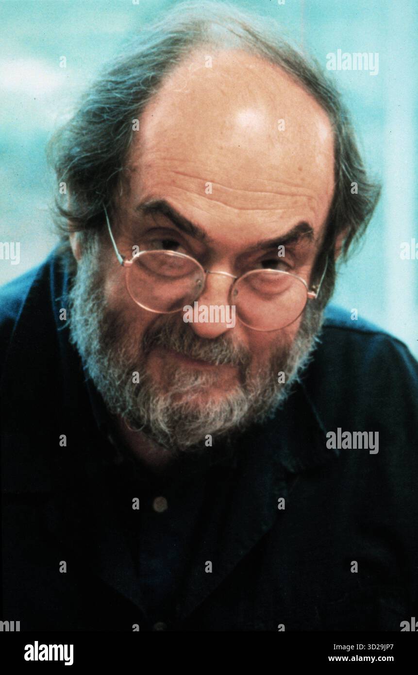 Stanley kubrick on set eyes wide shut hi-res stock photography and ...