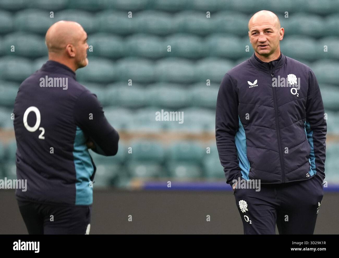 England head coach Steve Borthwick (right) in discussion with forwards ...