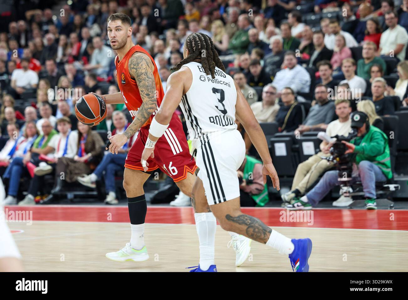 Stefan Jovic (FC Bayern Basketball, #16) mit Carsen Edwards (Virtus ...