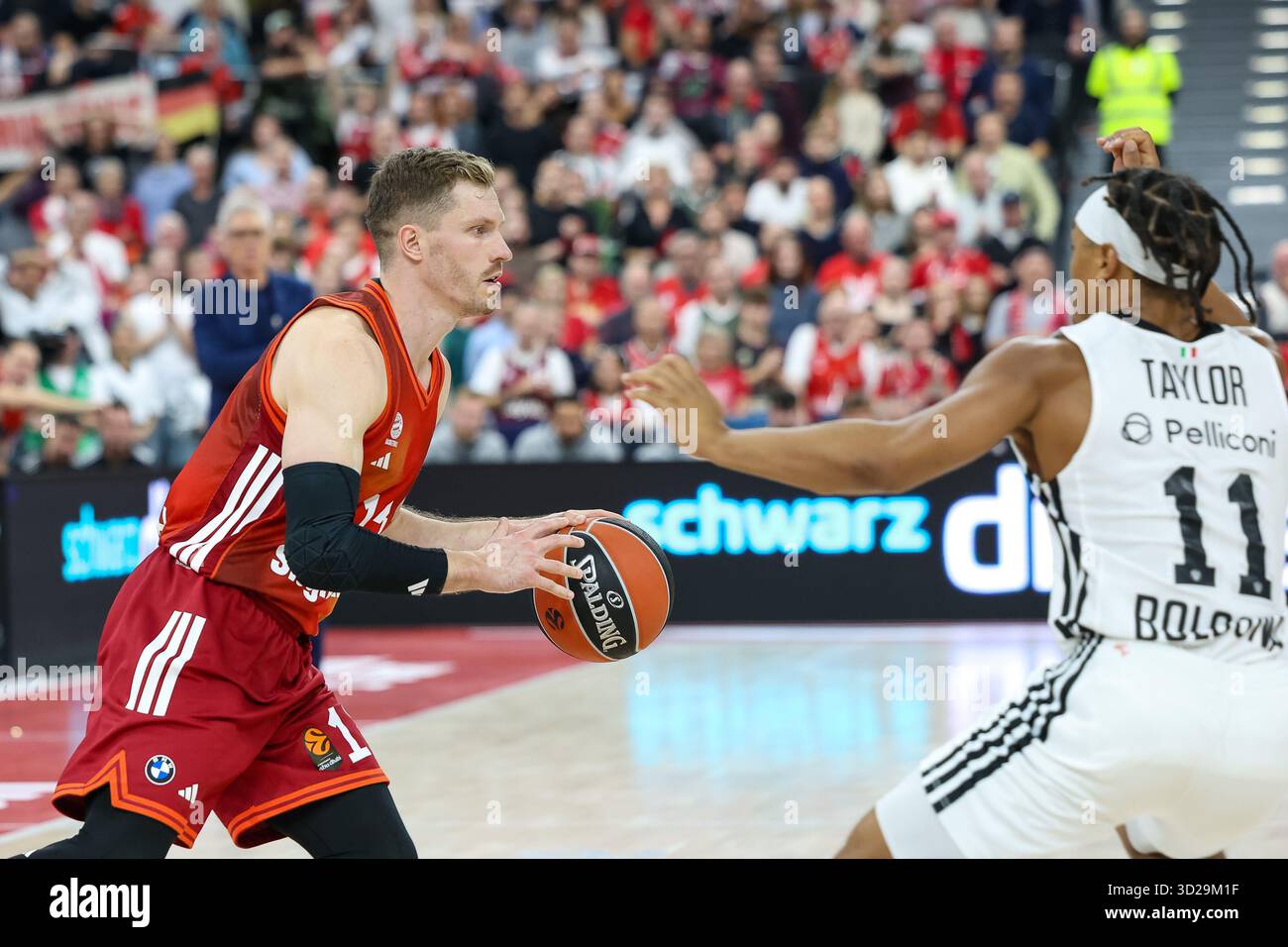 Andreas Obst (FC Bayern Basketball, #13) mit Ball mit Brandon Taylor ...