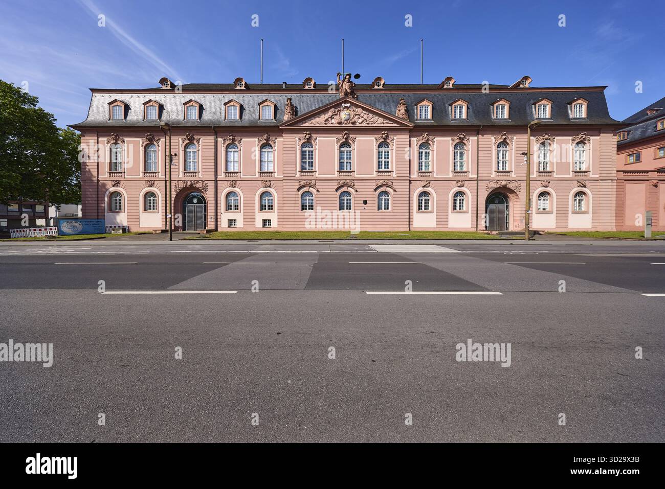 New armoury, state chancellery, historic building, baroque style, tree ...