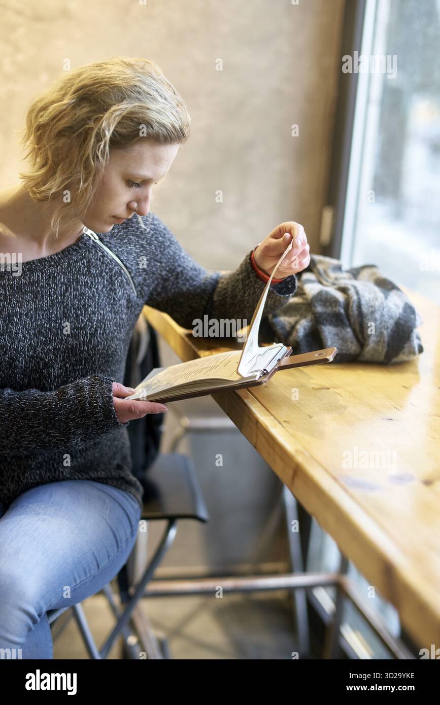 Relaxed cafe munich hi-res stock photography and images - Alamy