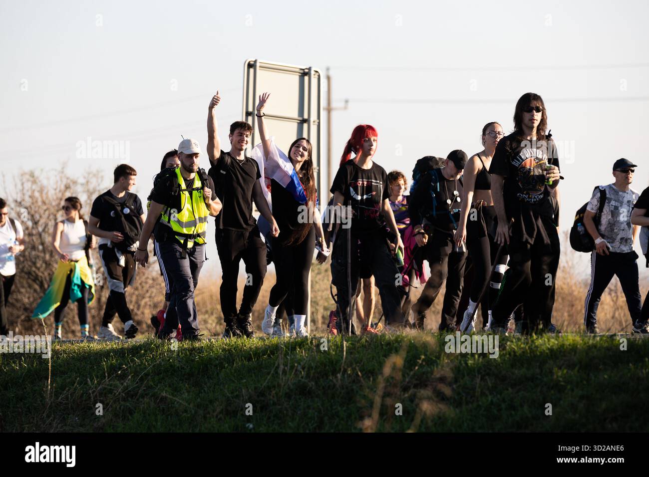 Cortanovci, Serbia. 31st Oct, 2025. Belgrade students enter Cortanovci ...