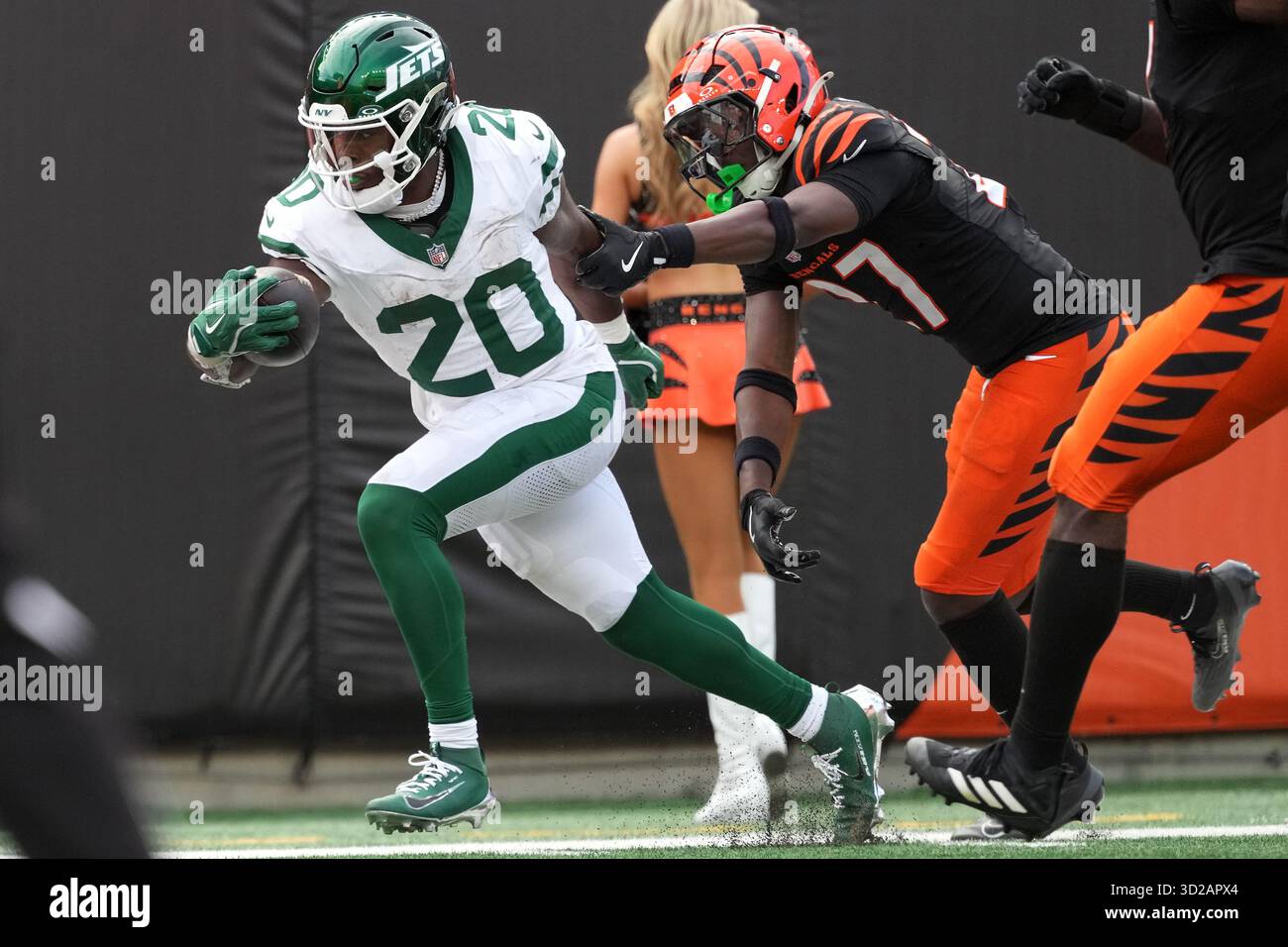 New York Jets running back Breece Hall (20) reaches for the end zone ...
