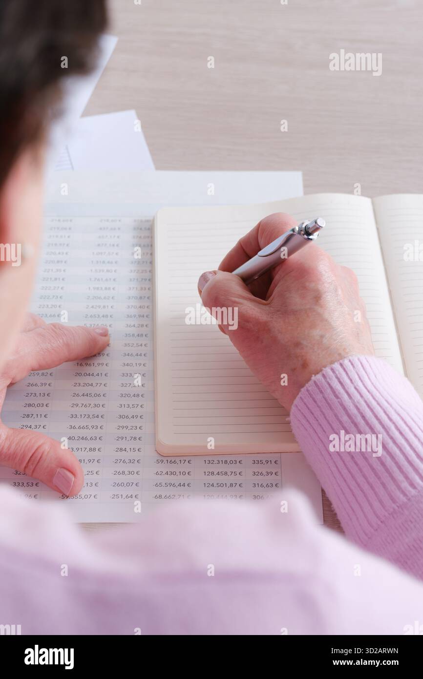 Financial documents notes hi-res stock photography and images - Alamy