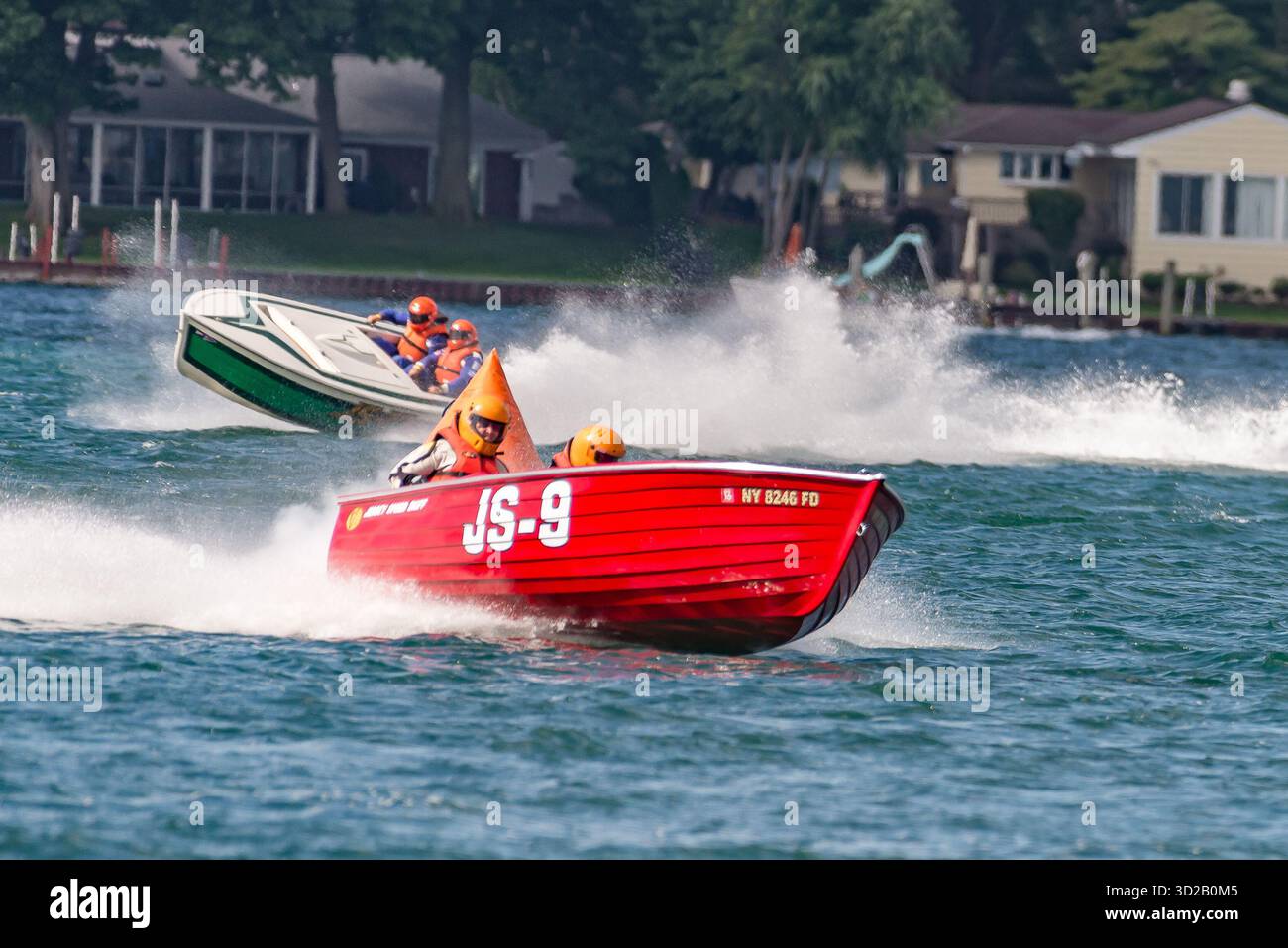 Boats racing on river hi-res stock photography and images - Alamy