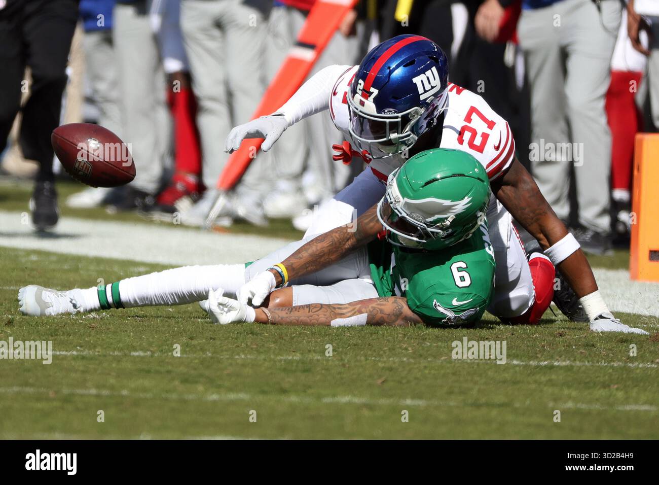 New York Giants safety Tyler Nubin (27) deflects a pass intended for ...