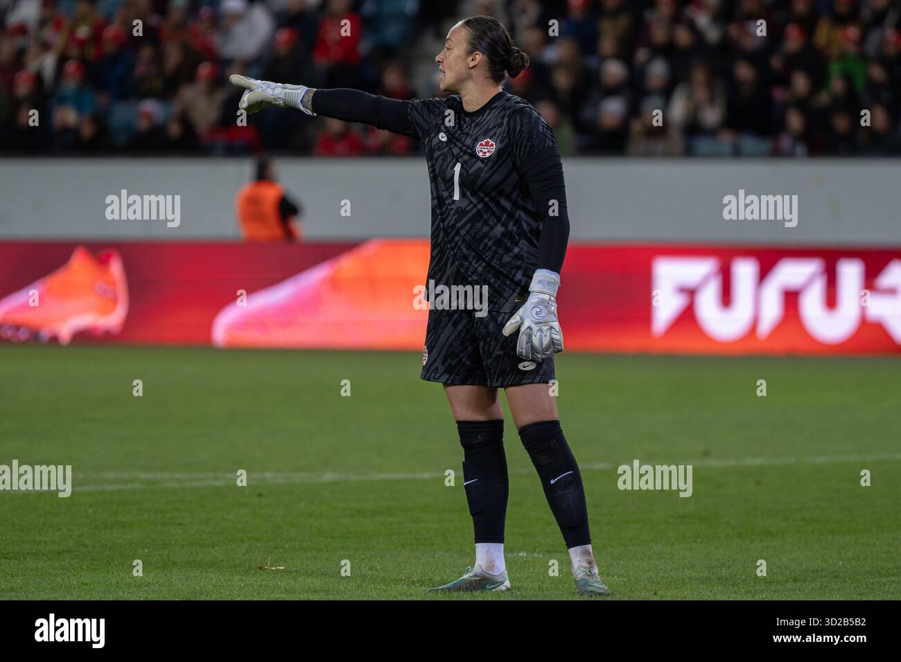 Kailen Sheridan (1 Canada) giving informations to her team during the ...