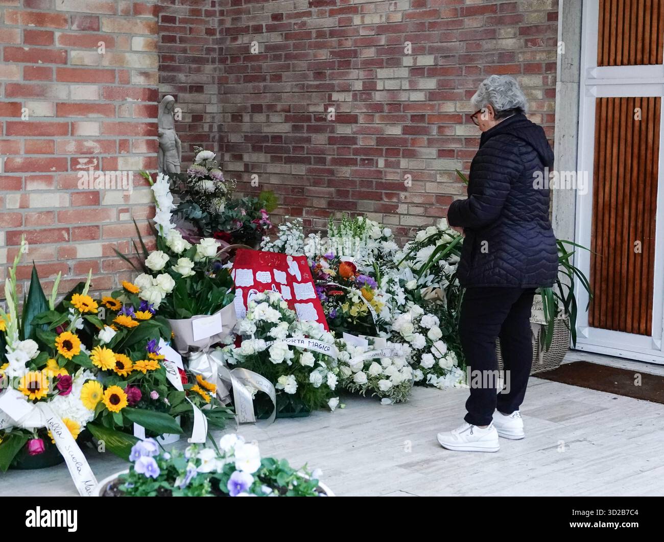 Crowds at the cemetery after the funeral of Evan Delogu, brother of ...