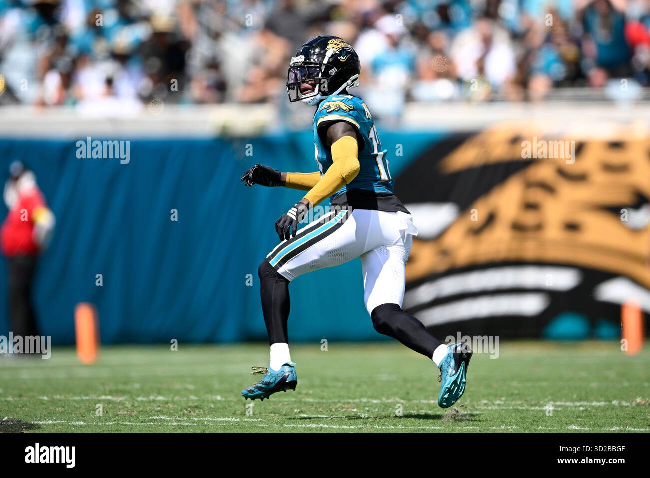 Jacksonville Jaguars wide receiver Travis Hunter (12) follows a play ...