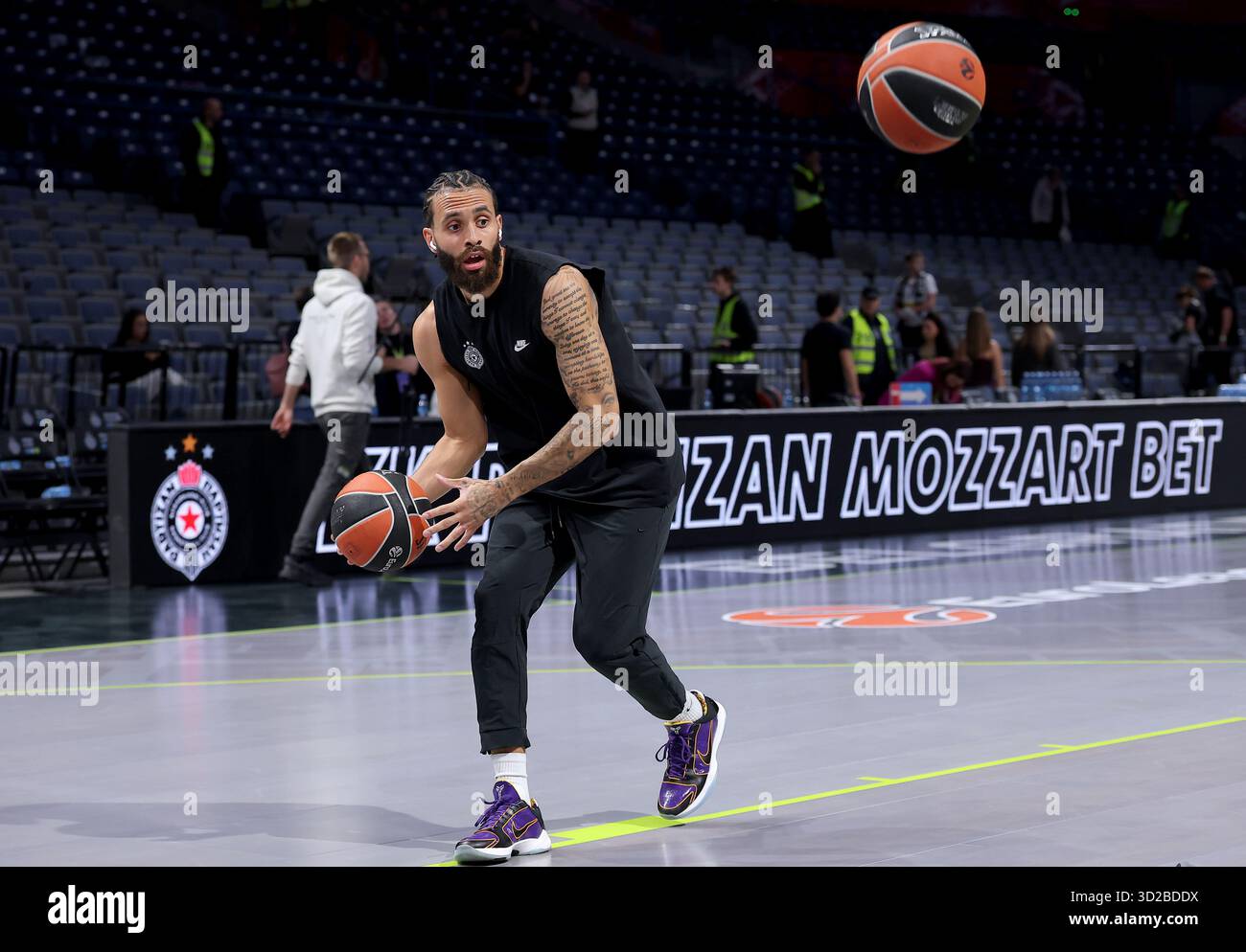 Belgrade, Serbia. 31th Oct, 2025. Partizan's Duane Washington warms up ...