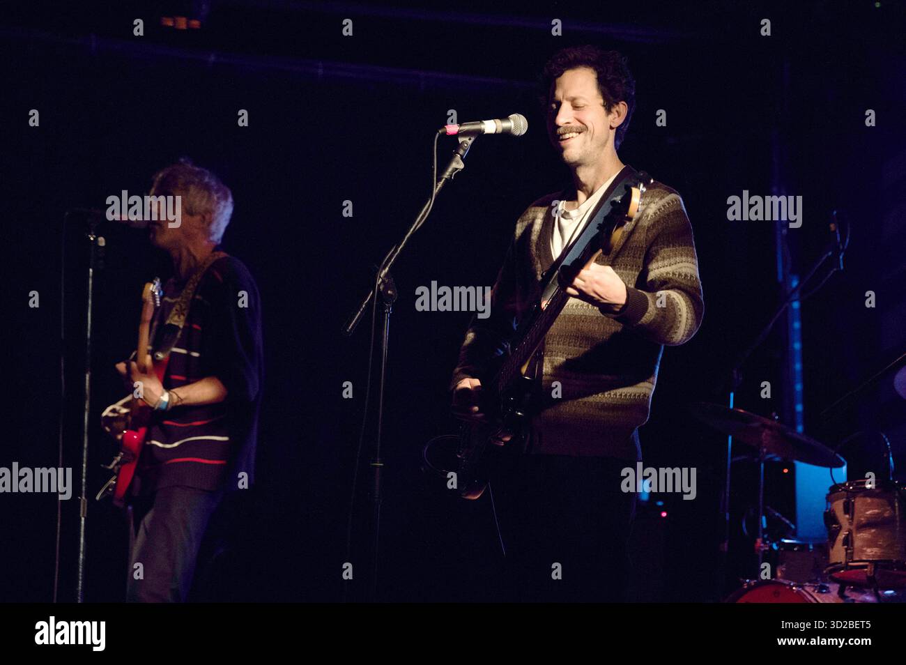 Keith Murray und Chris Cain von We Are Scientists live bei einem ...