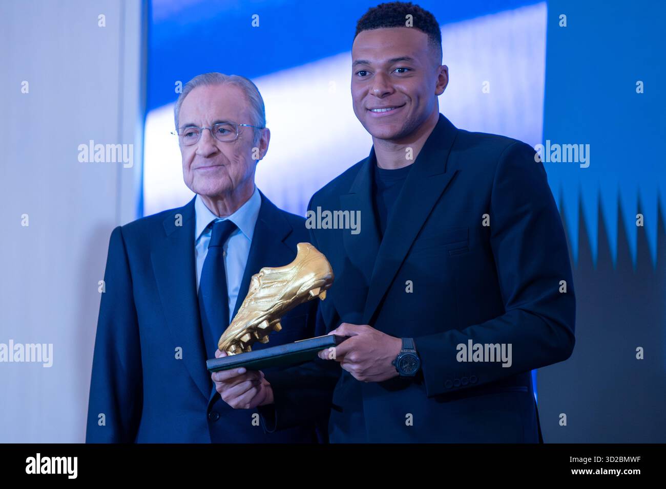 Kylian Mbappé (L) poses with the Golden Boot alongside Florentino Pérez ...