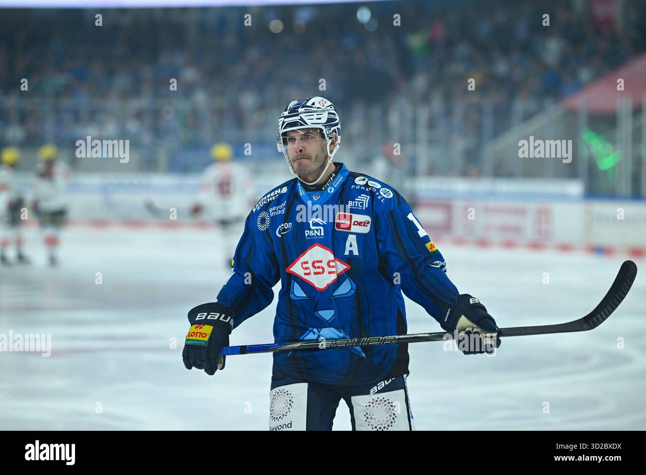 Lance Bouma (Dresdner Eisloewen, #17) Dresdner Eisloewen vs. Loewen ...