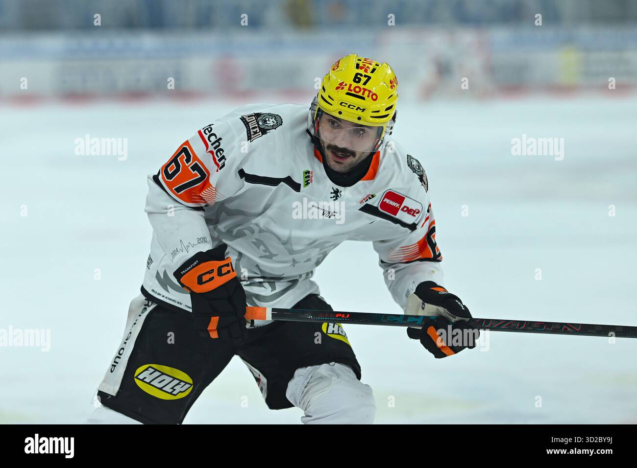 Matthew Wedman (Loewen Frankfurt, #67) Dresdner Eisloewen vs. Loewen ...
