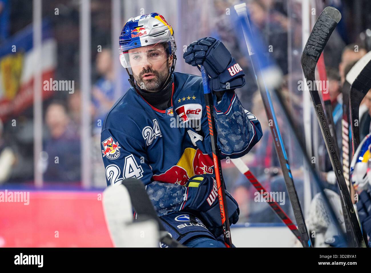 Ryan Murphy (EHC Red Bull Muenchen, #24) auf der Bank sitzend GER, EHC ...
