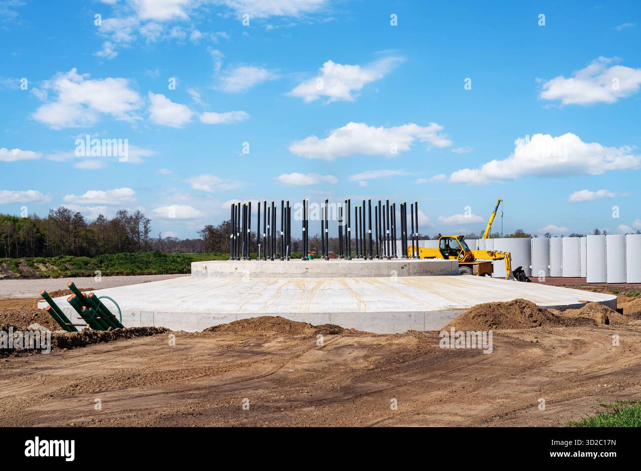 Windkraft - Repowering, Betonfundament mit Stahlschrauben für eine neue ...