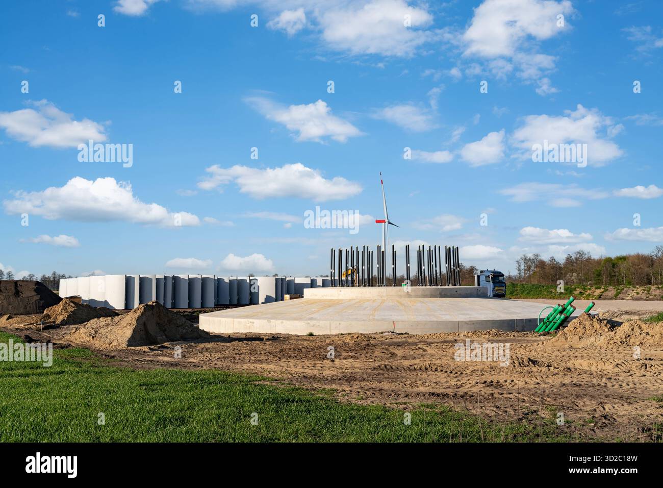Windkraft - Repowering, Betonfundament mit Stahlschrauben für eine neue ...