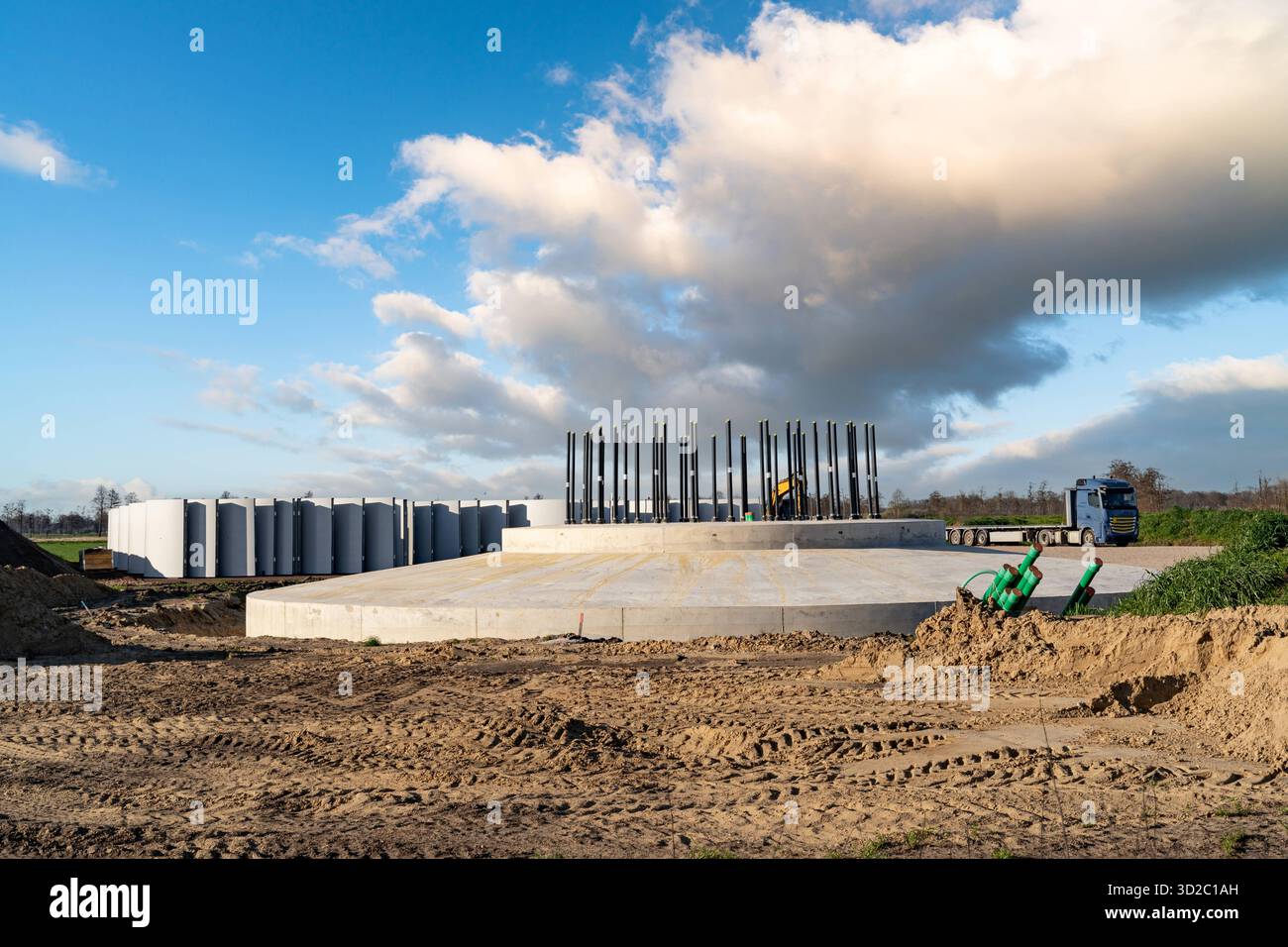 Windkraft - Repowering, Betonfundament mit Stahlschrauben für eine neue ...