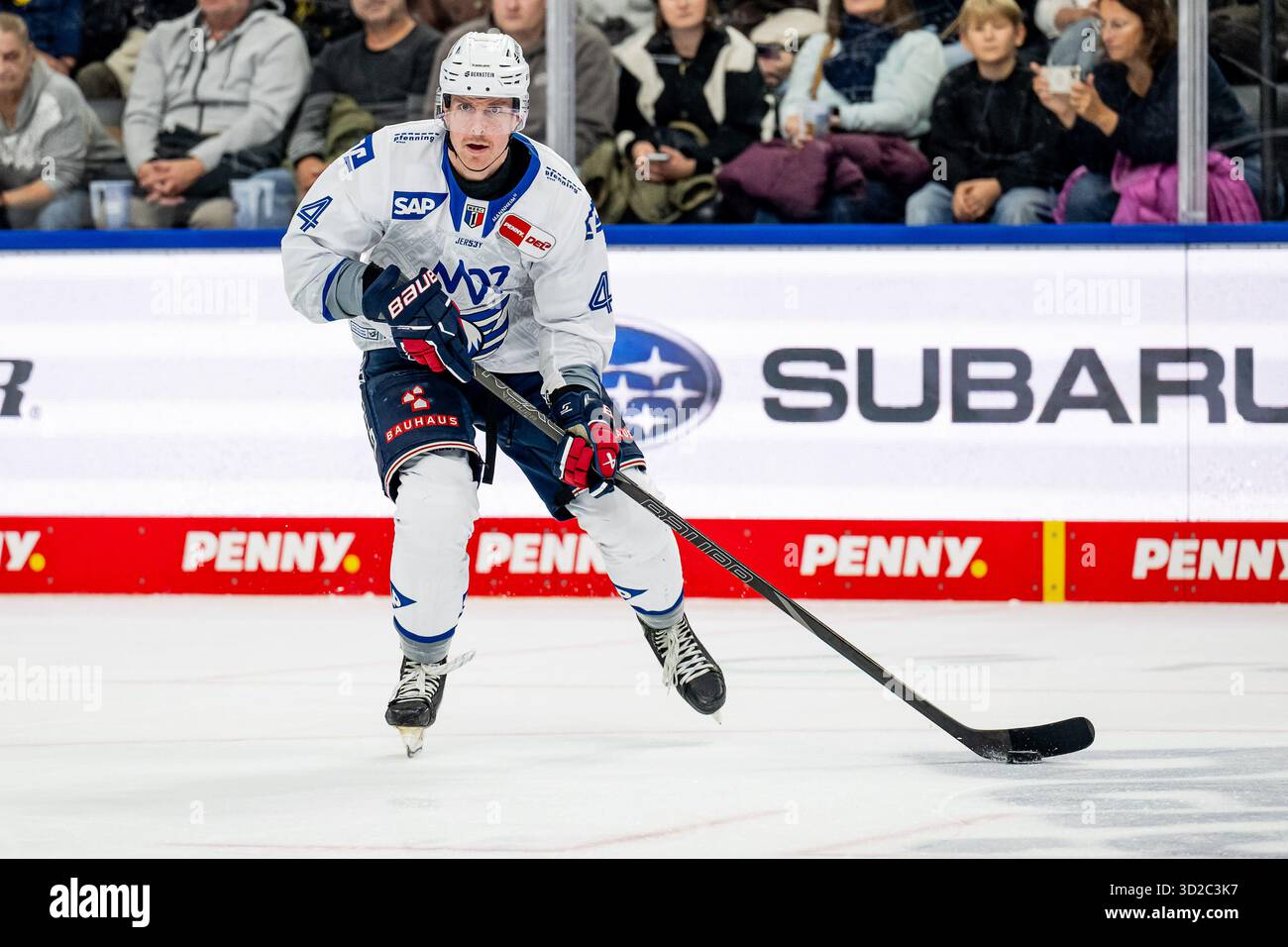 Dan Renouf (Adler Mannheim, #4) GER, EHC Red Bull Muenchen vs. Adler ...