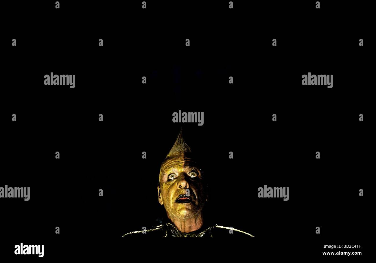 AMSTERDAM - Till Lindemann during a solo performance (Meine Welt Tour ...