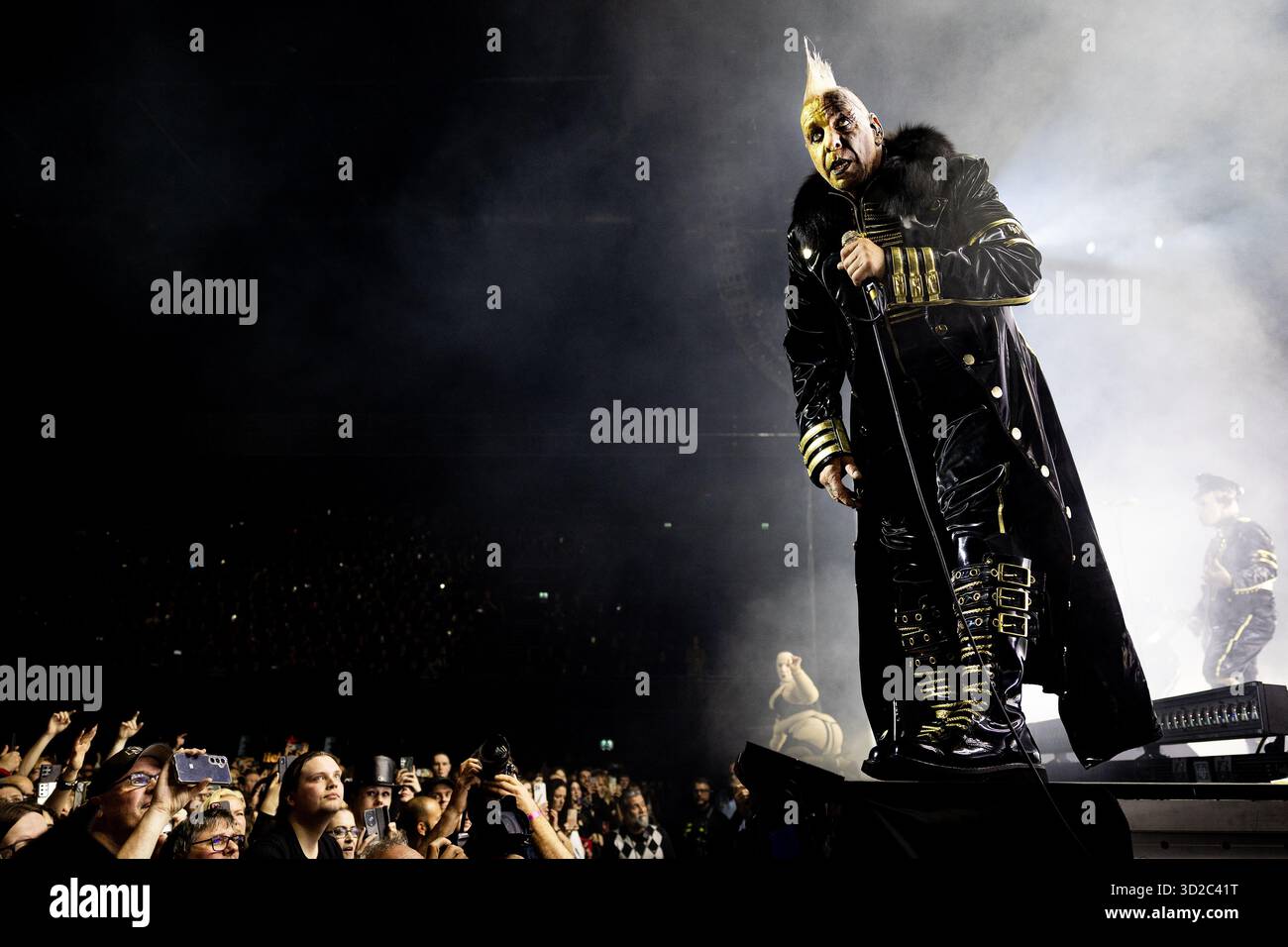 AMSTERDAM - Till Lindemann during a solo performance (Meine Welt Tour ...